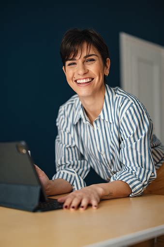 사무실에서 책상에 기대어 디지털 태블릿을 사용하는 아름다운 여성의 측면 모습 소기업에 대한 스톡 사진 및 기타 이미지 소기업 여성 25 29세 Istock