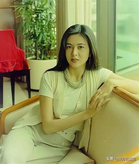 絕色美女關之琳拍賣珍寶，直播帶貨，億萬身家的她也破產了嗎？ 每日頭條