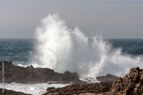 Wave Crashing On Rocky Shore Stock Foto Adobe Stock