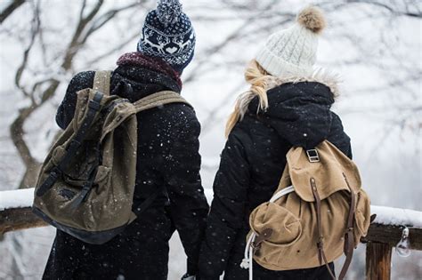 산길 트레킹 배낭과 사람들이 하이킹 자연 야외 액티브 라이프 스타일 배낭 하이킹 커플 12월에 대한 스톡 사진 및 기타 이미지 12월 2명 건강한 생활방식 Istock