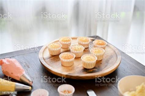 빵집 장비와 크림으로 장식 할 준비가되어있는 컵 케이크 고급에 대한 스톡 사진 및 기타 이미지 고급 달콤한 음식 만들기 Istock