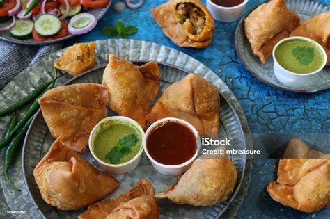 튀긴 사모사 접시의 이미지 매운 감자 완두콩과 고기 사이드 샐러드 민트 고수 딥과 망고 처트니 냄비 푸른 나무 곡물 배경 높은 전망으로 채워진 0명에 대한 스톡 사진 및