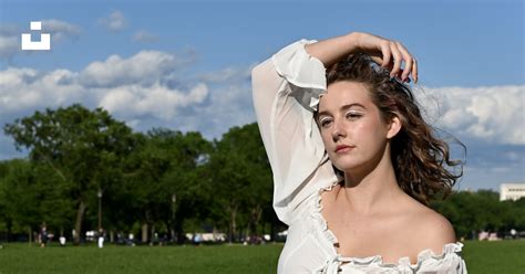 흰색과 파란색 꽃 드레스를 입은 여자는 푸른 하늘 아래 푸른 잔디밭에 누워 있습니다 사진 Unsplash의 무료 내셔널 몰 이미지