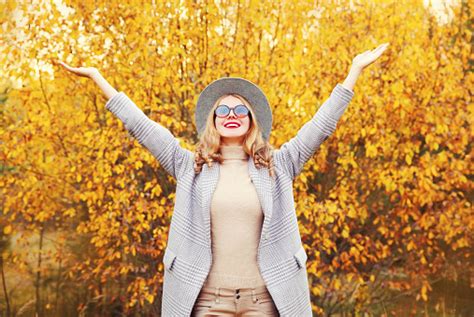 가을 초상화 행복 미소 여자 재미 회색 코트를 입고 그녀의 손을 제기 노란색 잎 배경에 포즈 라운드 모자 가을에 대한 스톡 사진 및 기타 이미지 Istock