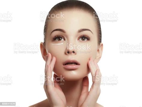 피부 관리에 대 한 그녀의 얼굴에 크림을 적용 하는 아름 다운 여자의 초상화 가꿔주기에 대한 스톡 사진 및 기타 이미지 가꿔주기 갈색 머리 건강한 생활방식 Istock