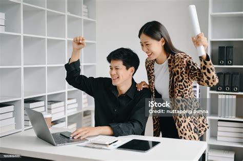 젊은 아시아 비즈니스 팀 창조적 인 사업가 동료 성취를 축하하는 팀워크 사무실에서 디자인 계획 20 24세에 대한 스톡 사진 및