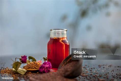 나무 표면에 피부를 효과적으로 제거 하는 최선의 치료법 즉 겨자 씨 오일은 로즈 오일과 잘 혼합 되어 있습니다 표면에 원료 전체 각질제거에 대한 스톡 사진 및 기타 이미지