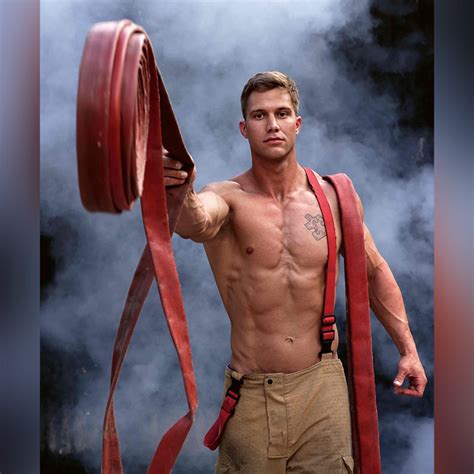 ФОТО Цээж нүцгэн гал сөнөөгчдийн зураг бүхий шинэ хуанли худалдаанд гарчээ