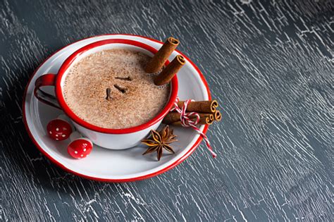 차이 라떼 또는 스파이시 핫 초콜릿 코코아 시나몬 스틱 정향 스타 아니스가 들어간 빨간색과 흰색 머그잔 0명에 대한 스톡 사진 및 기타 이미지 Istock