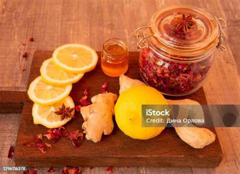 말린 장미 꽃잎 꿀과 생강 나무 판에 향기로운 조미료 항아리 대체 의학 다도 0명에 대한 스톡 사진 및 기타 이미지 0명 감기와 독감 건강관리와 의술 Istock