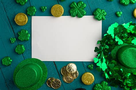 디자인 성 패트릭의 날 축 하를 위한 흰색 엽서 녹색 나무 배경 상단 보기 0명에 대한 스톡 사진 및 기타 이미지 0명 St Patricks Day 계절 Istock