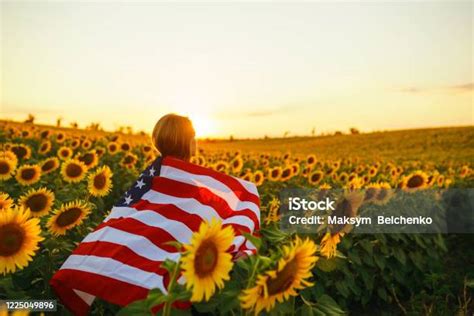 해바라기 필드에서 미국 국기와 아름다운 소녀입니다 7월 4일 7월에 대한 스톡 사진 및 기타 이미지 7월 공휴일 귀여운 Istock