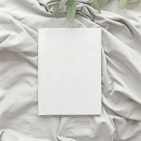 식물이있는 침대에 흰 종이 사진 Unsplash의 무료 갈색 이미지