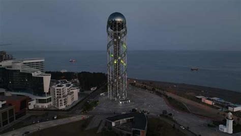 ანბანის კოშკი ბათუმი გვიანი საღამო დაღამებამდე რამდენიმე წუთით ადრე Stockfootage