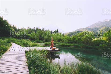 젊은 여자 요가 자연의 백그라운드에서 로터스 위치에 명상 명상하기에 대한 스톡 사진 및 기타 이미지 명상하기 건강한 생활방식 관광 Istock