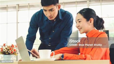 사무실에서 프로젝트 전략을 이야기하는 두 명의 비즈니스 인원 남자에 대한 스톡 사진 및 기타 이미지 남자 노트북 모임 Istock