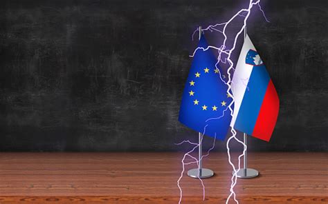 국가 개념 사이의 충돌 유럽 연합과 천둥과 슬로베니아 3d 책상 깃발은 큰 복사 공간이있는 책상과 칠판 배경 앞에 함께 서