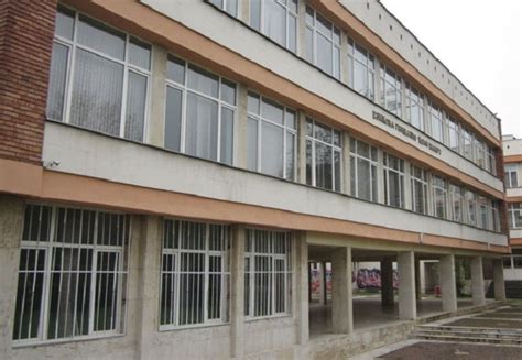 Директорката на Езиковата гимназия във Враца остави учениците на студено в първия учебен ден