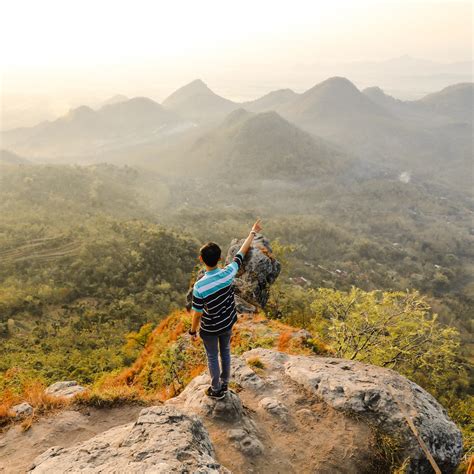 무료 이미지 People In Nature 산악 지형 하늘 황야 대기 현상 산등성이 모험 언덕 역 하이킹