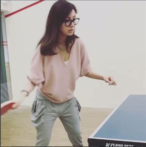 46岁李嘉欣戴眼镜打乒乓 秀窈窕身段却叫嚷臀骨痛