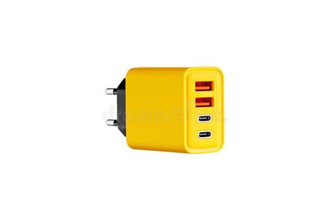 Adaptador Para Carregador Com Usb E Conector C Amarelo Em Fundo Isolado