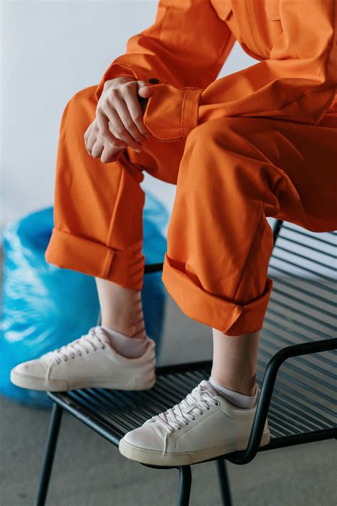 금발 꽃무늬 드레스 나무 레이스 소매 맑은 날 매력적인 모델 봄 봄 패션 부드러운 조명 소박한 분위기 스타일 야외에서 어깨 길이의 머리 여성스러운