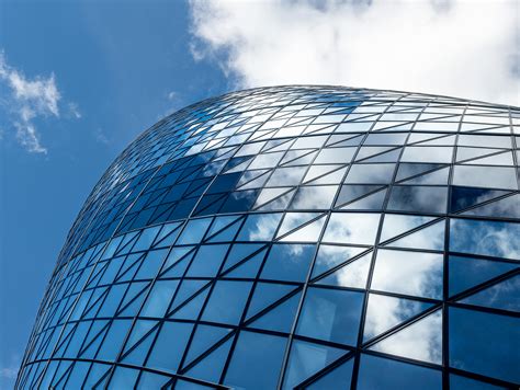 강철과 유리 건물 외관 건축 세부 건축 특징 고층 건물 곡선형 디자인 기업 빌딩 낮은 각도 높은 구조 대도시 도시 개발 도시 건축 도시 경관 도시