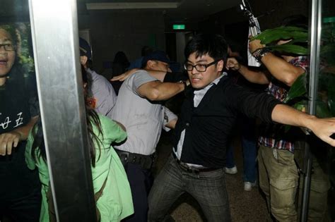 反課綱微調 10名學生衝入國教署 風傳媒