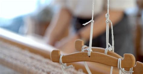 공예 공예 과정 끈 끈을 짜다 나무로 만든 직기 목공예 목조 사람 섬유 예술 세부 사항 손으로 짜는 직조 수공예 수공예 작업 수동 직조 수제 실