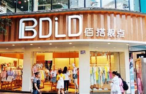 店面展示 佰搭靓点时尚女装 成都诺胜翔商贸有限公司