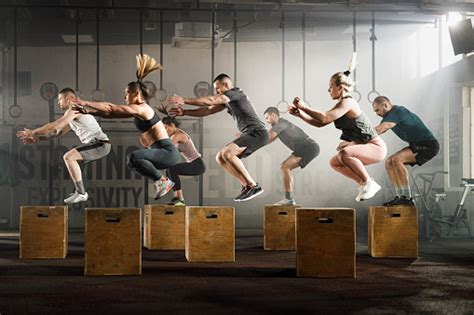 체육관에서 크로스 핏 훈련 하는 동안 상자에 점프 운동 하는 사람들의 측면 보기 단체에 대한 스톡 사진 및 기타 이미지 단체 상자 운동 Istock