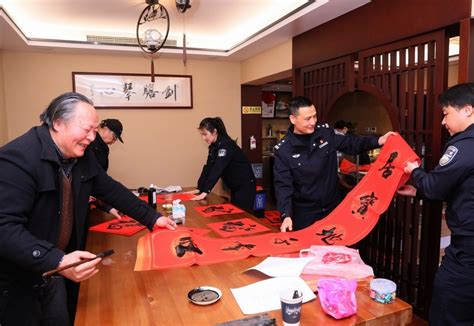 我局开展迎新春写春联送祝福活动