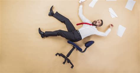 의자빼기로 엉덩방아폭행죄 성립 될까