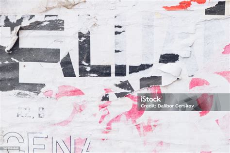 찢어진 거리 포스터 배경 무작위 텍스트가있는 추상적 인 풍화 된 종이 콜라주 알파벳 E에 대한 스톡 사진 및 기타 이미지