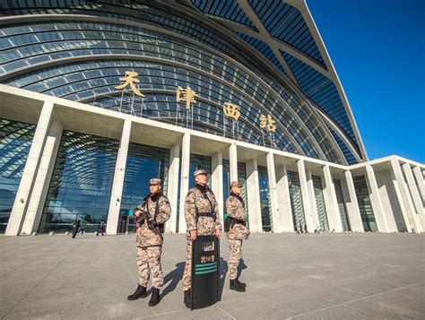 安心回家春运首日武警官兵守护旅客归乡路 子弟兵 国防教育网