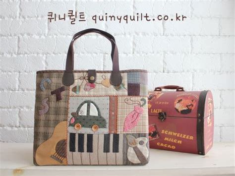퀴니퀼트 아카데미 퀼트 가방 도안 설명서 실물본 제품이미지만 들어있는 퀼트도안입니다 아플리케는 아이들의 학원을 모티브로 해서 디자인했습니다 영어 피아노 기타