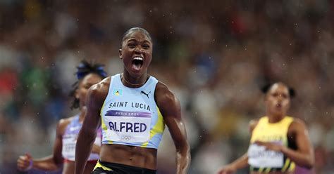 2024年巴黎奥运会田径：女子百米大战朱莉安·阿尔弗雷德率先撞线，圣卢西亚喜迎奥运历史首金