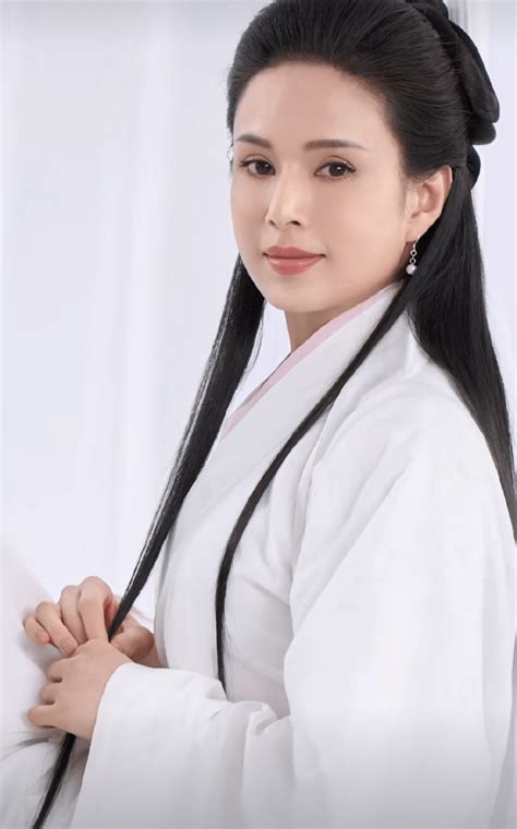 李若彤时隔27年再扮小龙女 一袭白衣躺绳子上仙气依旧新浪图片