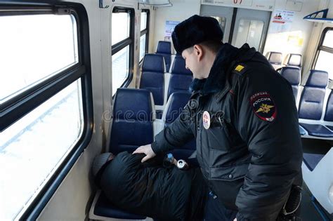 Ein Polizeibeamte Wacht Einen Schlafenden Passagier In Einem