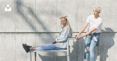 남자가 손수레를 들고 있는 동안 서빙 카트에 앉아 있는 여자 사진 Unsplash의 무료 유행 이미지