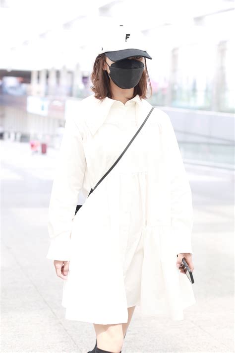 王珞丹穿白色娃娃裙走机场 平底鞋及膝袜少女感足 搜狐大视野 搜狐新闻