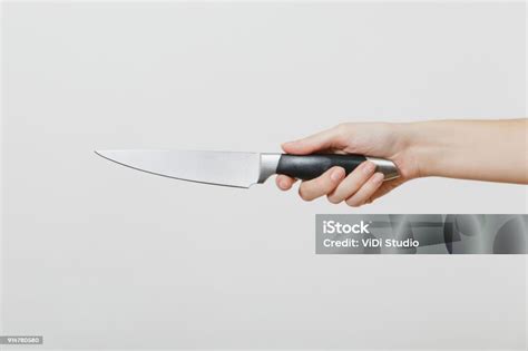 여성 손 가로 잡고 흰색 배경에 고립 된 부엌 칼 닫습니다 주방 기구 개념입니다 광고에 대 한 공간을 복사 합니다 0명에 대한 스톡 사진 및 기타 이미지 Istock