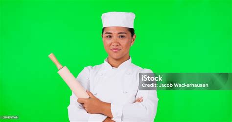 그린 스크린 스튜디오 및 모형 배경에 요리 학습 또는 레시피 팁을 위한 롤링 핀이 있는 여성 제빵사의 얼굴 음식 초상화 또는