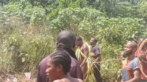 Man Caught With A Widow Days After Husband S Burial In Nsukka Paraded Naked Romance Nigeria