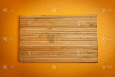 与橙色背景劈木板