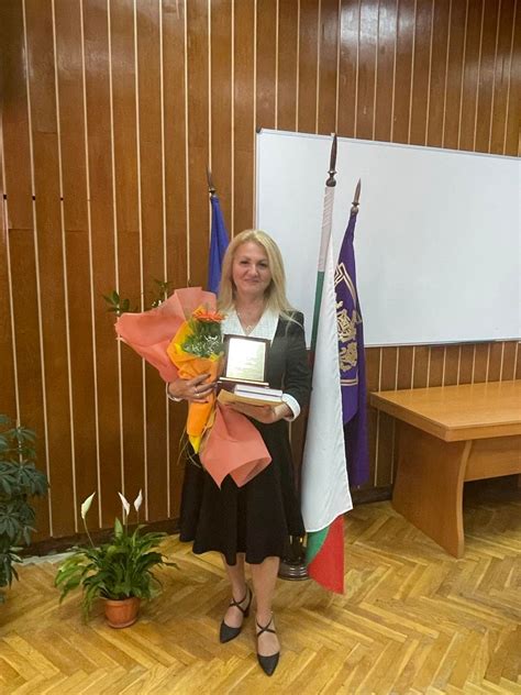 Кремена Енчева от СУ „Георги Измирлиев“ е наградена за „Учител на годината“ от РУО Велико