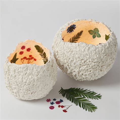 Lanternor Av Papiermaché Pulp Dekorerad Med Torkade Blommor
