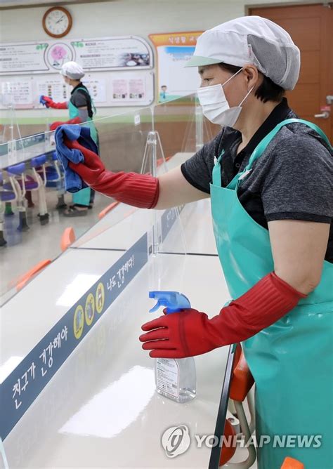 급식실 소독작업 분주 연합뉴스