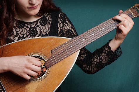 Fêmea Tocando Instrumento De Cordas De Alaúde Foto Premium