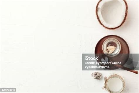 코코넛 화장품 배경입니다 흰색 나무 배경에 코코 오일과 우유 무료 복사 공간 모형 머리와 얼굴 관리를위한 수제 천연 화장품 0